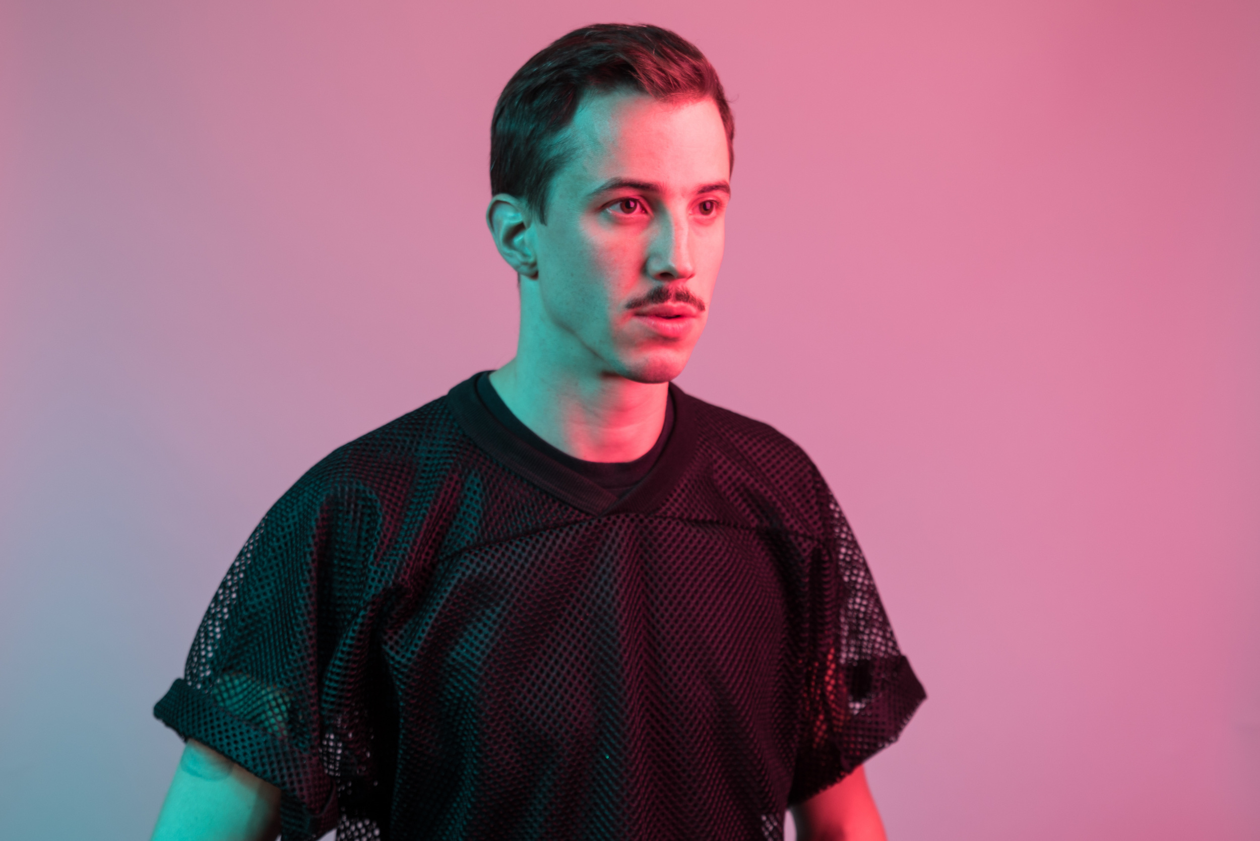 Portraits Studio – Xavier Héraud, journaliste et photographe